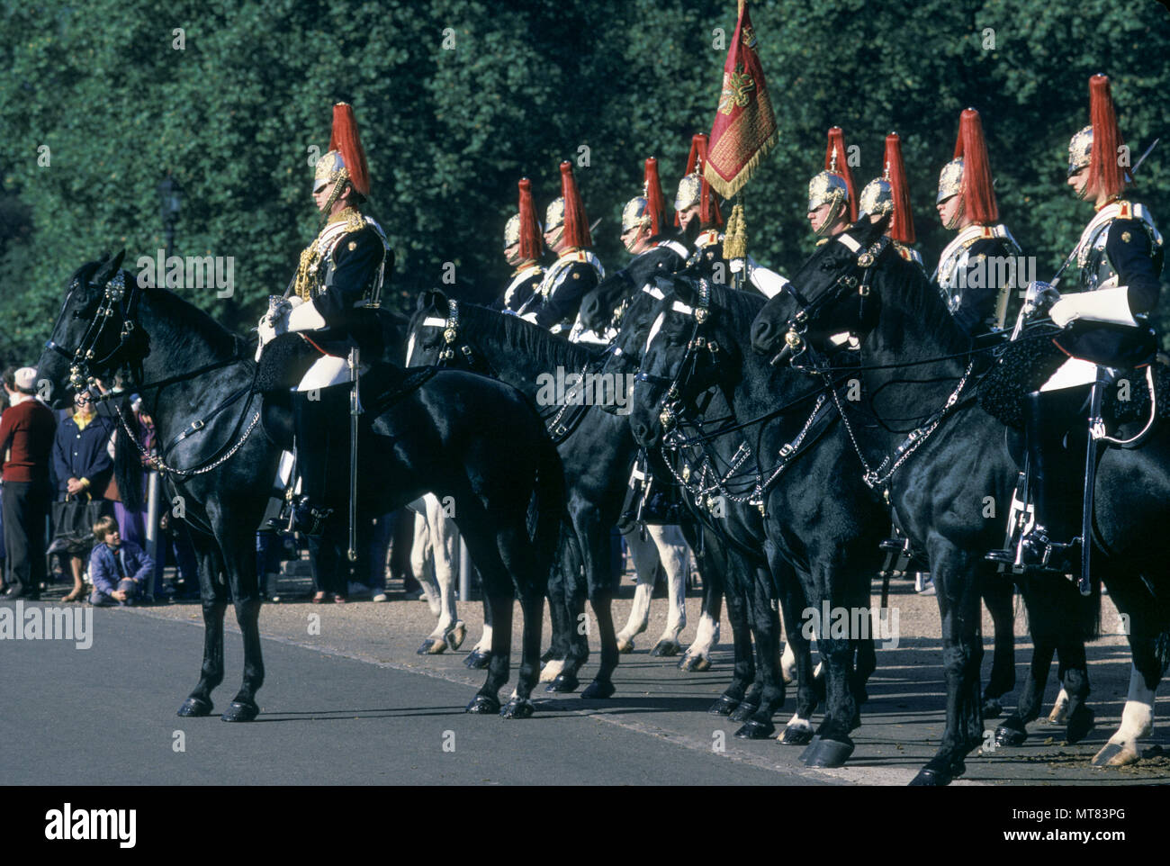 1988 HISTORICAL MOUNTED LIFEGUARDS CHANGING THE GUARD BUCKINGHAM PALACE ...