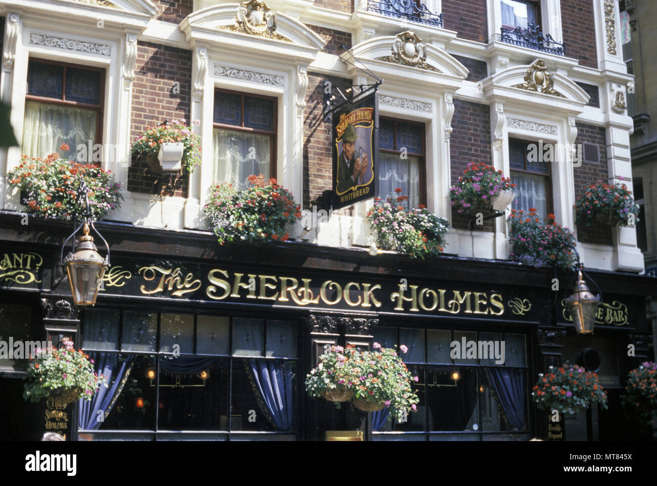 British pub 1980s hi-res stock photography and images - Alamy