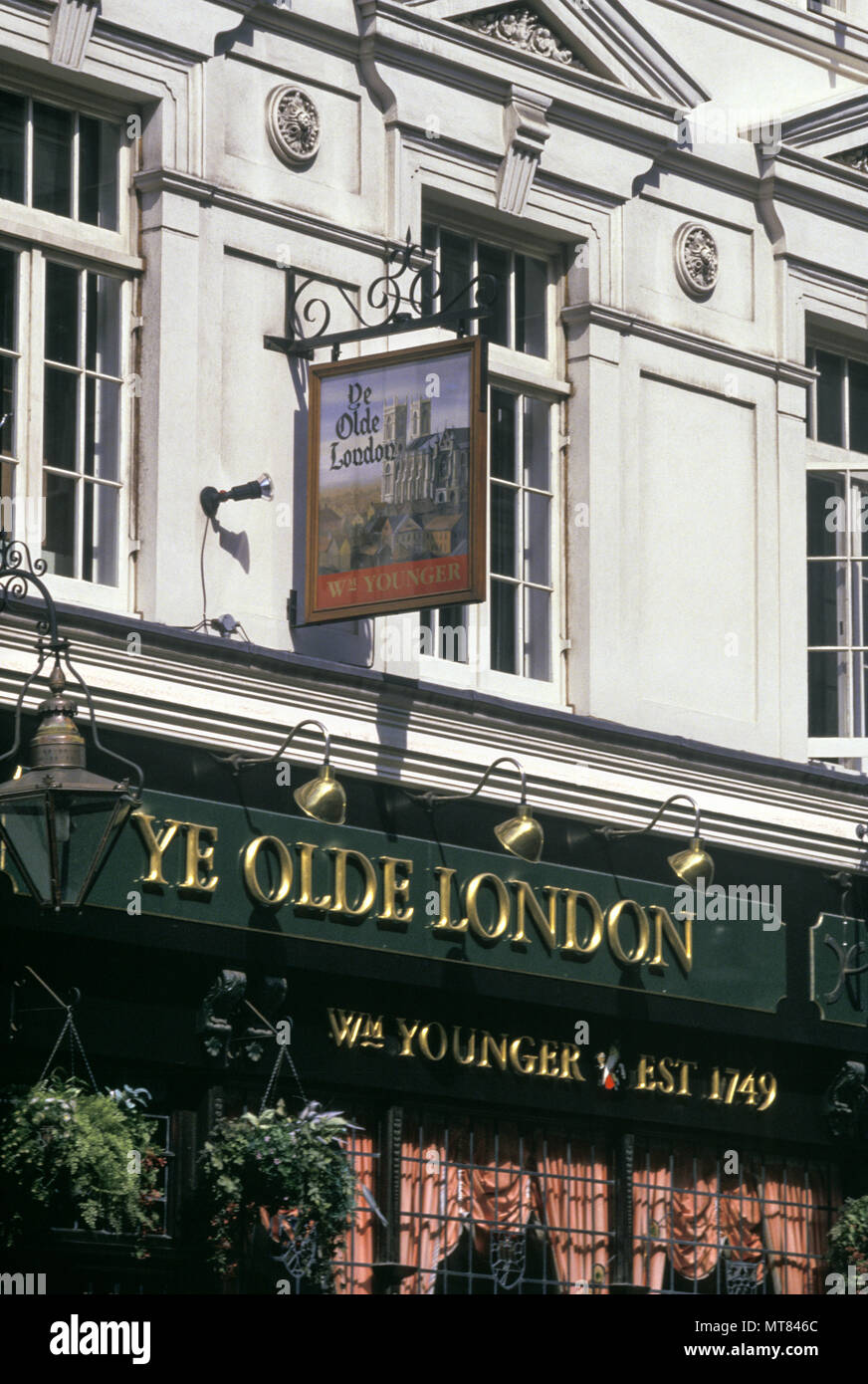 British pub 1980s hi-res stock photography and images - Alamy