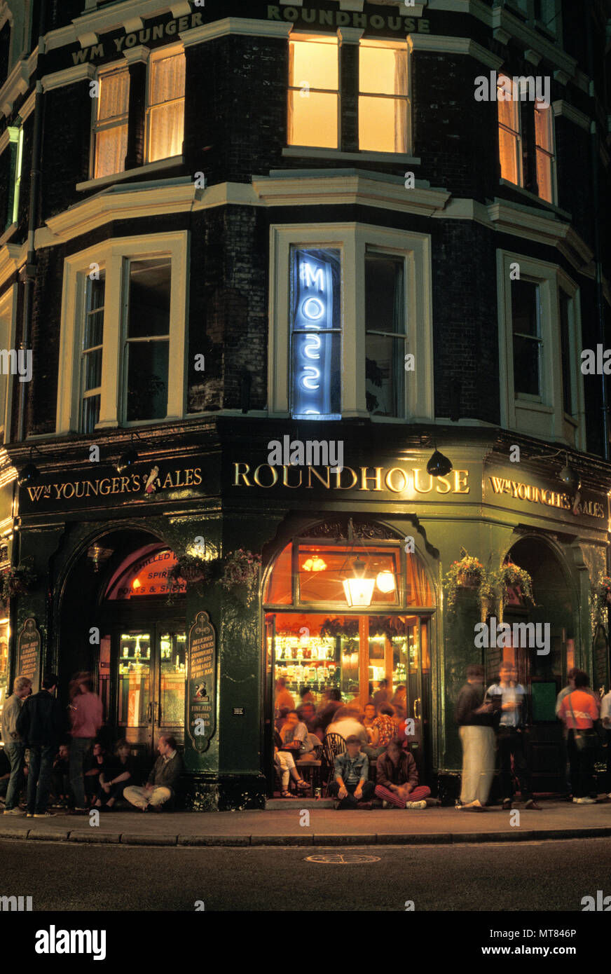 British pub 1980s hi-res stock photography and images - Alamy