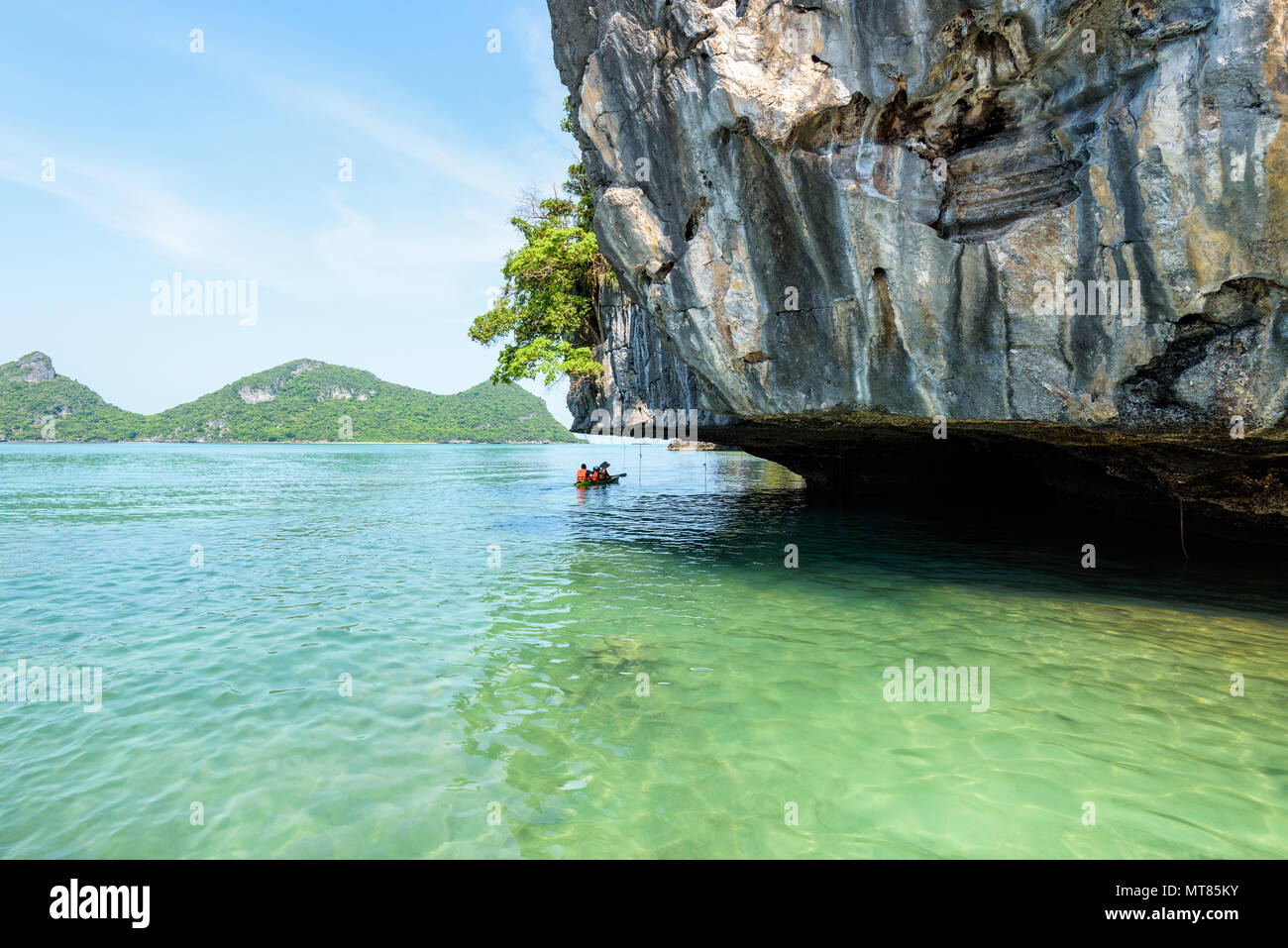 Tourists are kayaking. Enjoy the natural scenery of the sea and ...