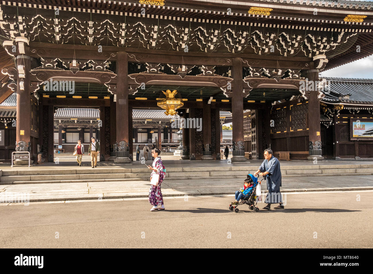 Men and women walking round Kyoto Japan in traditional Japanese Kimono ...