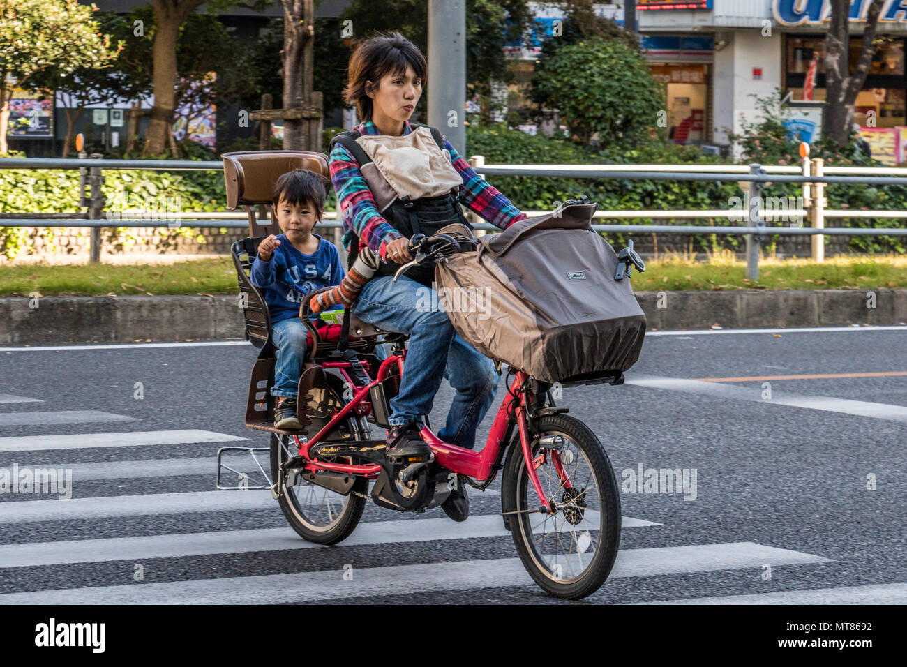 Mothers walking street hi-res stock photography and images - Alamy