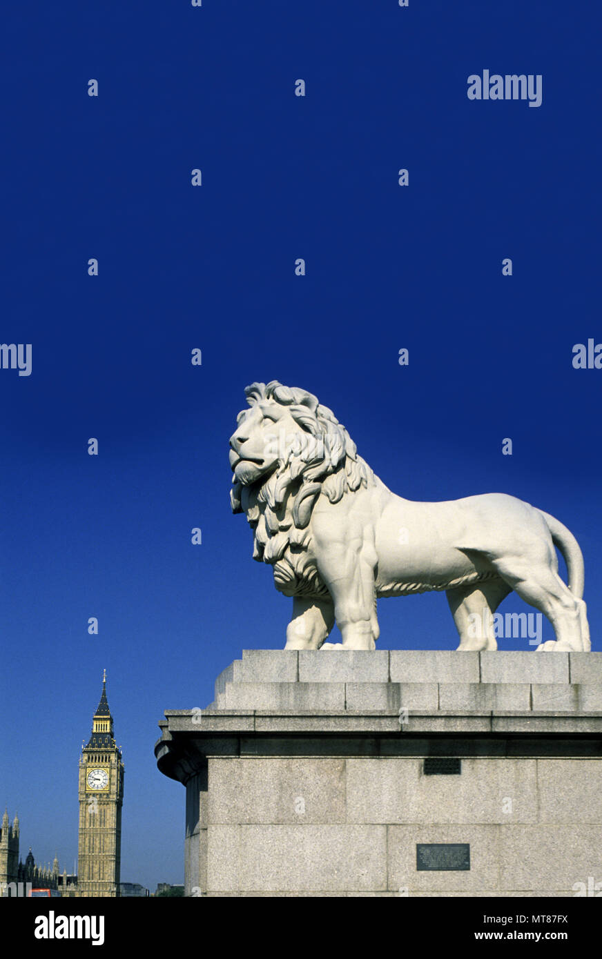 Westminster bridge statue hi-res stock photography and images - Alamy