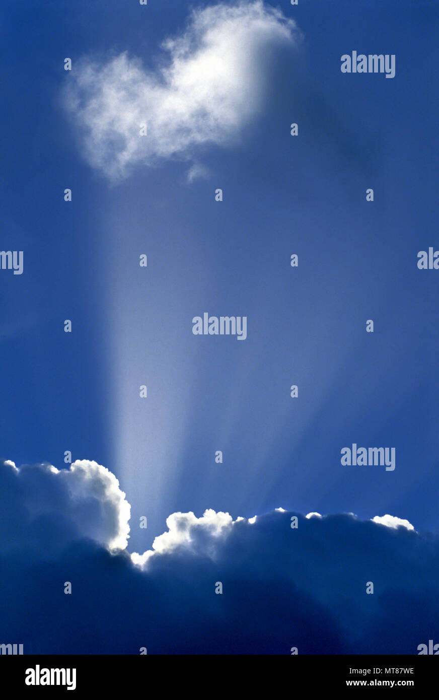 1990 HISTORICAL SUN RAYS THROUGH PUFFY CLOUDS Stock Photo - Alamy