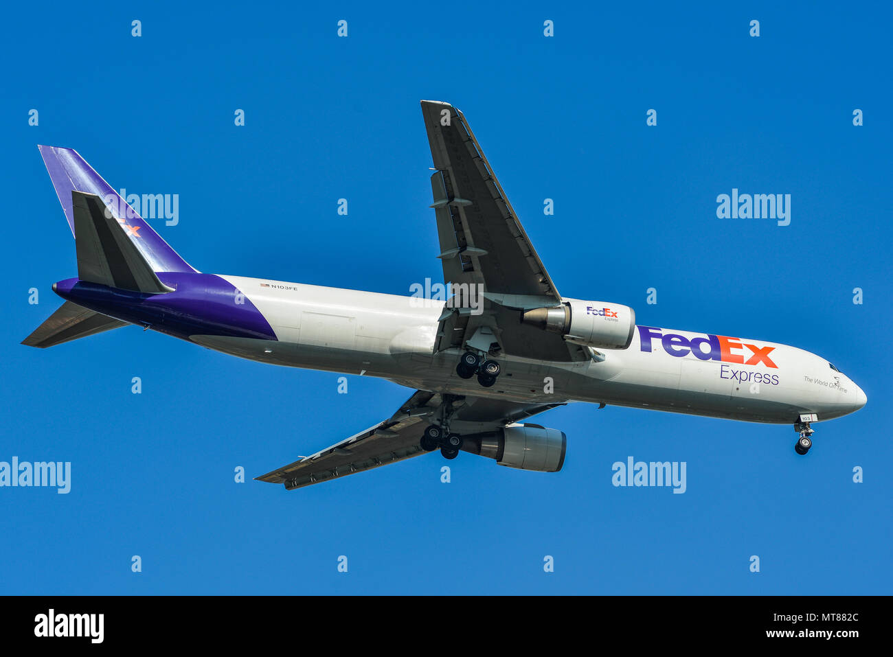 Fedex cargo 767 hi-res stock photography and images - Alamy