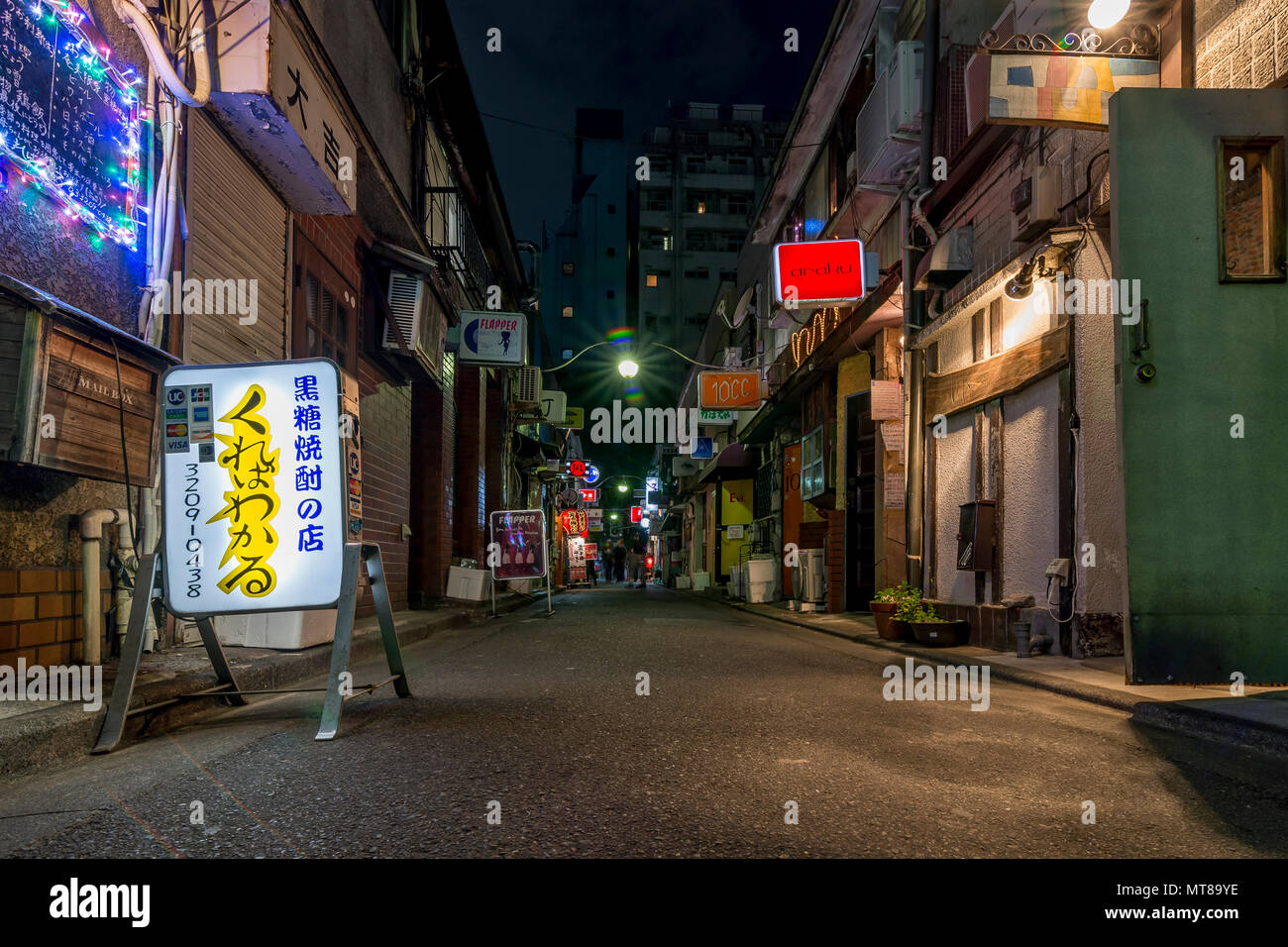 Street night tokyo kabukicho fun hi-res stock photography and images ...