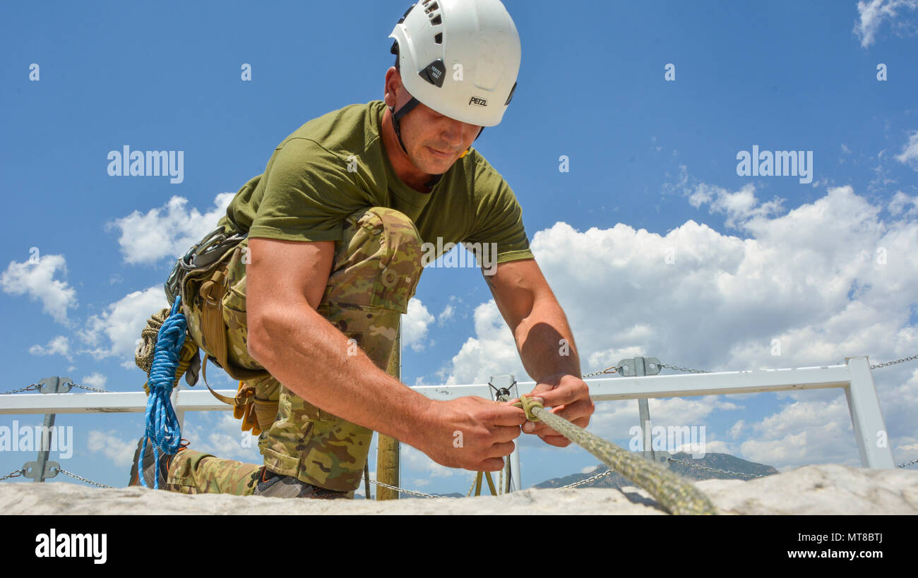 Special forces advanced mountain operations hi-res stock photography ...