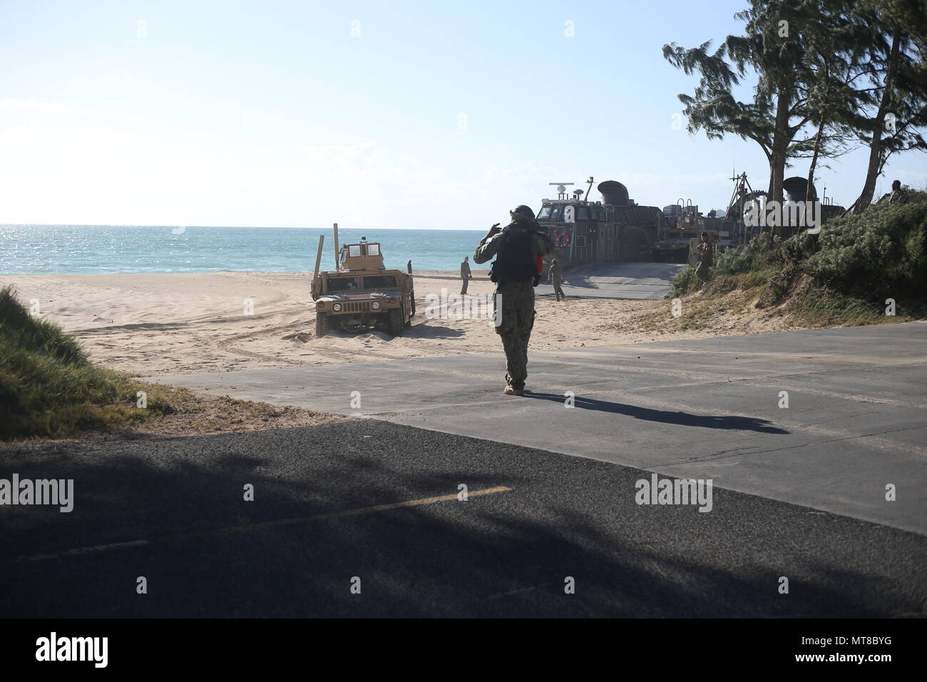 MARINE CORPS TRAINING AREA BELLOWS, HAWAII – A crewmaster with Assault ...