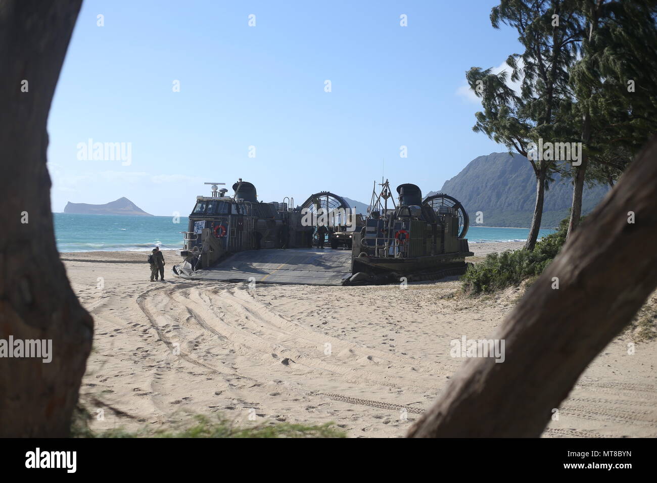 MARINE CORPS TRAINING AREA BELLOWS, HAWAII – Crewmasters with Assault ...