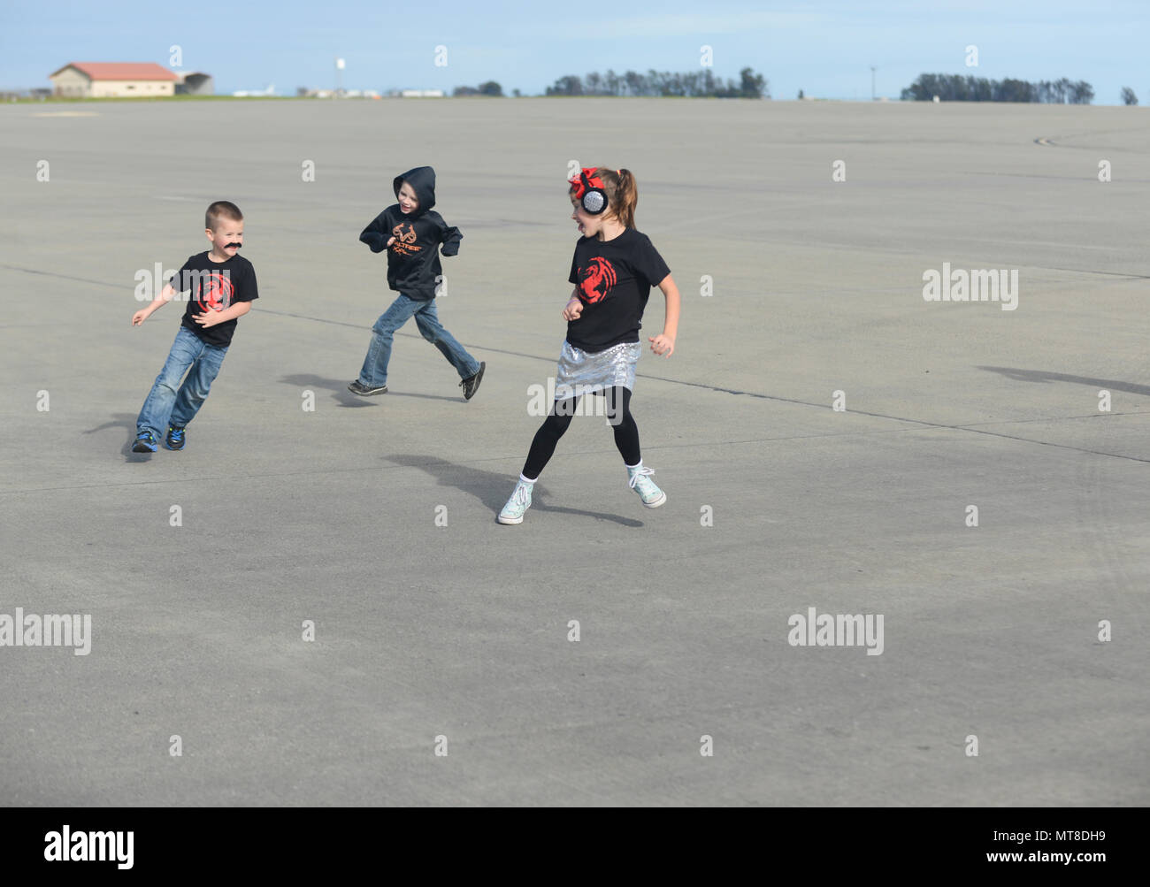 Laurel and Freddy Rayner wait for their dad, U.S. Air Force Lt. Col ...