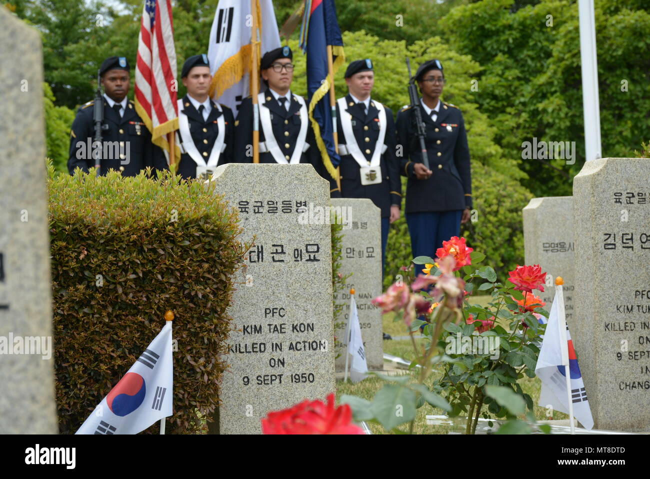 Soldiers of the Special Troops Battalion, 2nd Infantry Division ...
