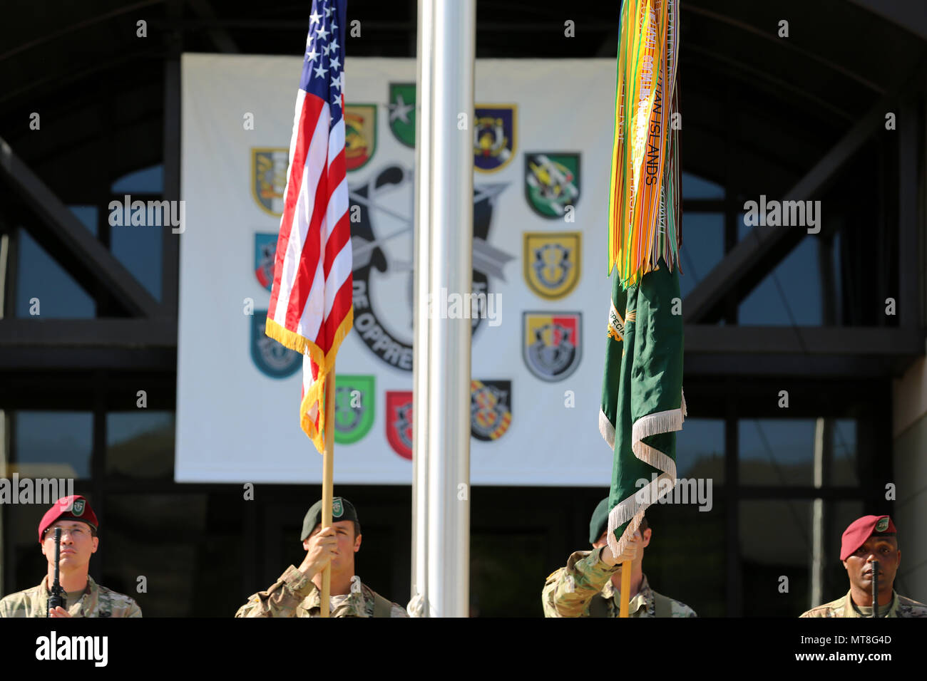 The 1st Special Forces Command (Airborne) color guard present arms ...