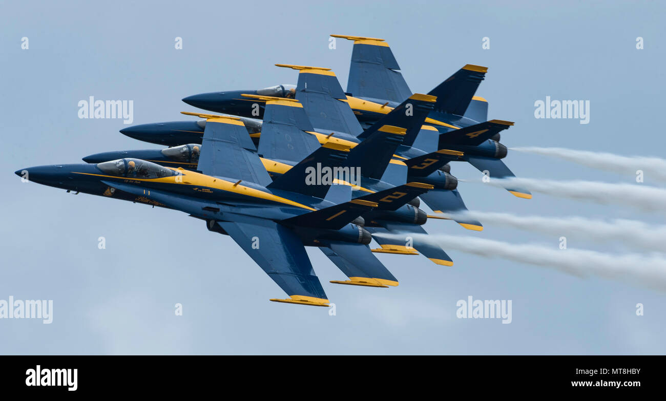 Right echelon formation hi-res stock photography and images - Alamy