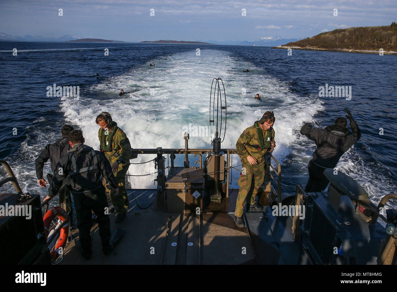 U.S. Marines with 1st Platoon, 1st Reconnaissance Battalion, 1st Marine ...