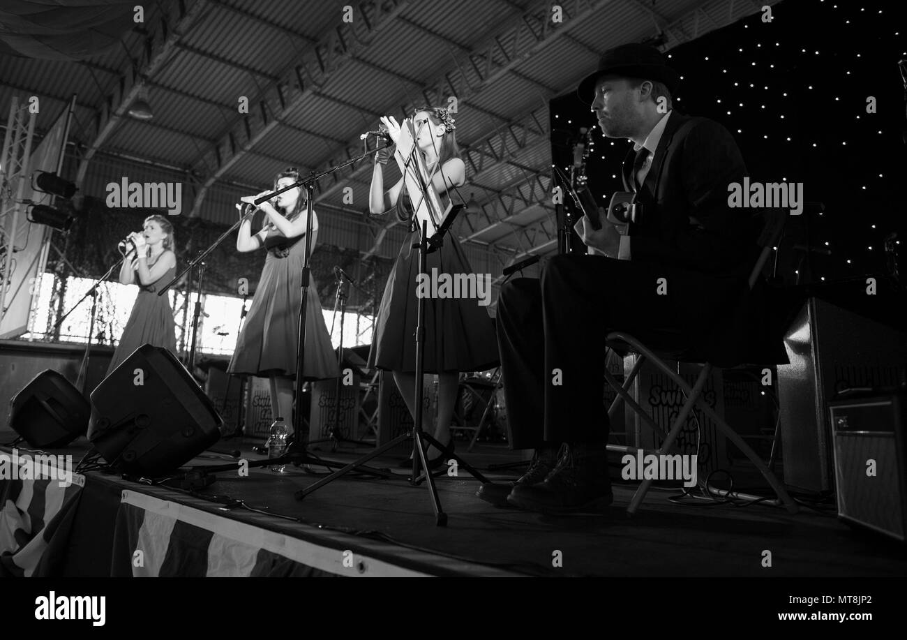 1950s singing group hi-res stock photography and images - Alamy