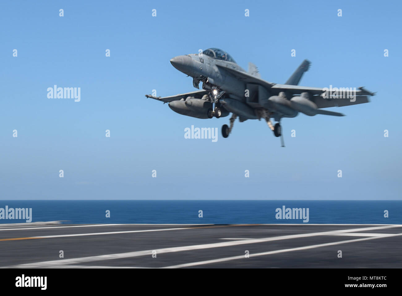 Isis fighter flag hi-res stock photography and images - Alamy