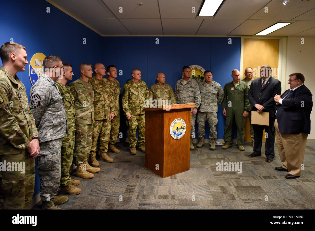 Member of the Ohio National Guard and the Hungarian Defense Forces meet ...