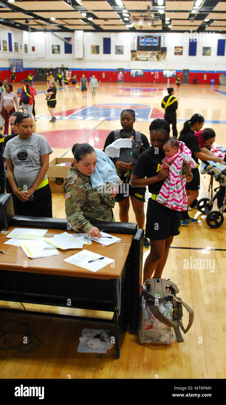 Female Soldiers from Pregnancy Postpartum Physical Training (P3T) sign ...