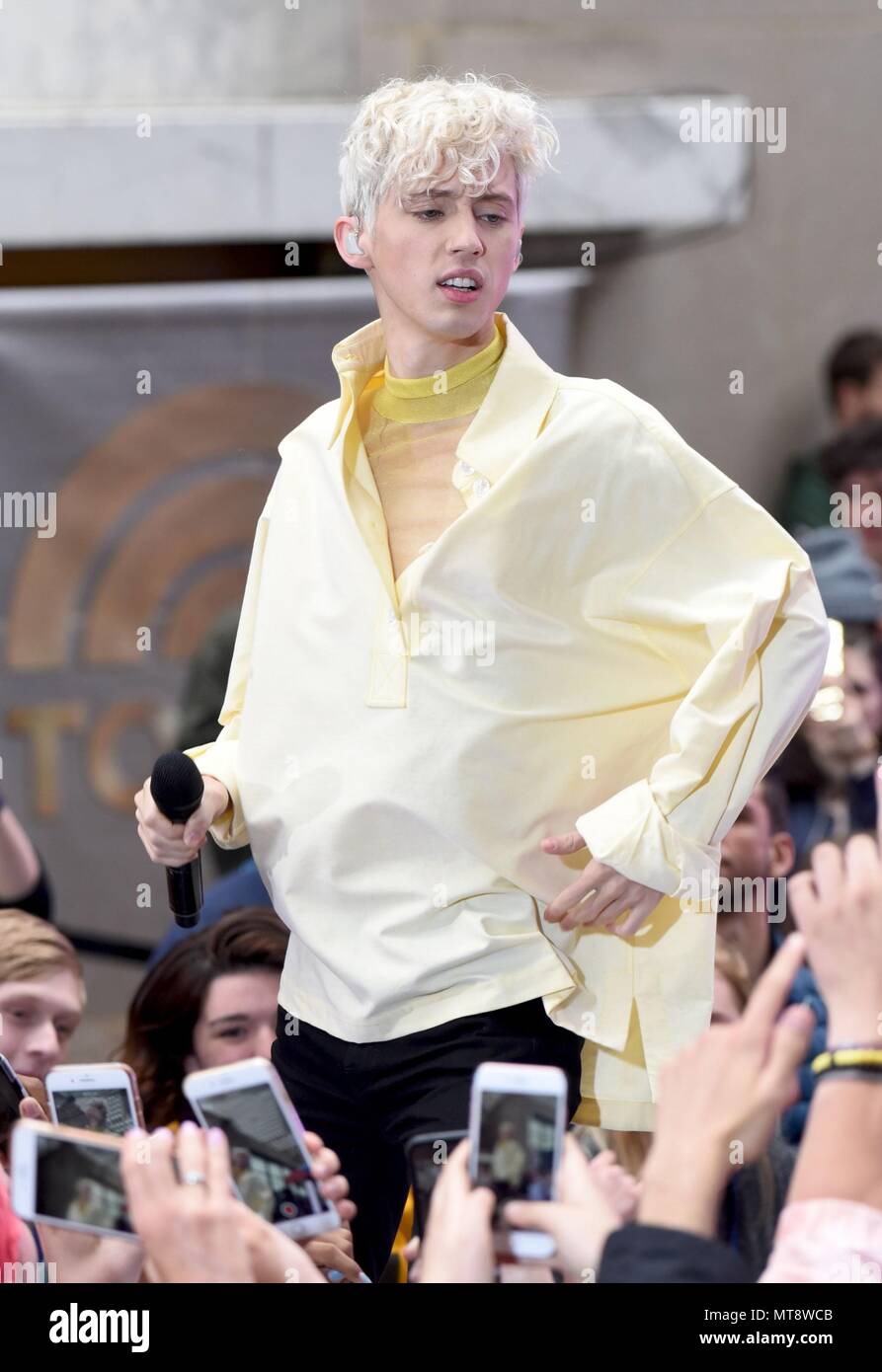 Troye sivan in concert on the nbc today show hi-res stock photography ...
