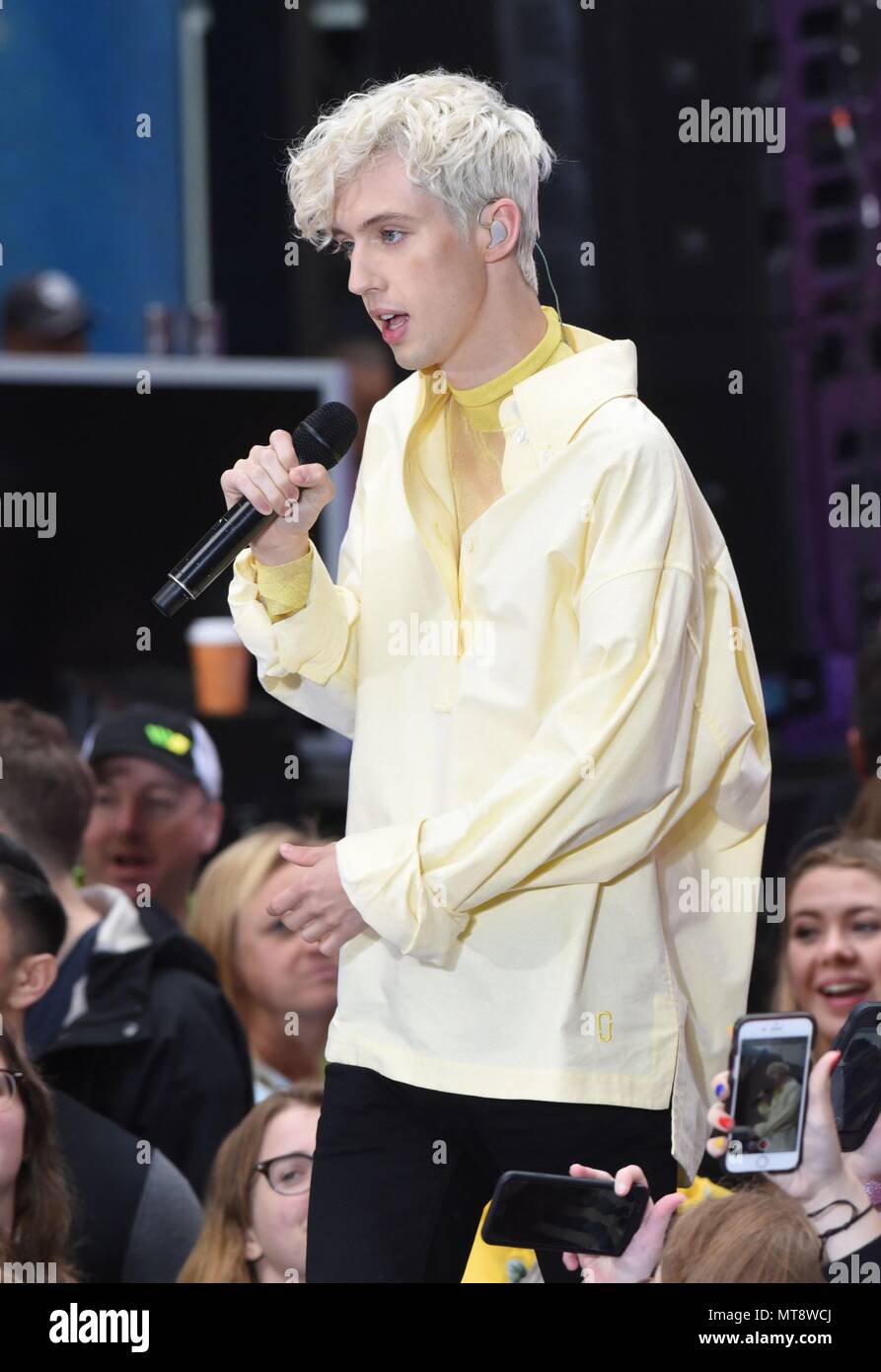 Troye sivan in concert on the nbc today show hi-res stock photography ...