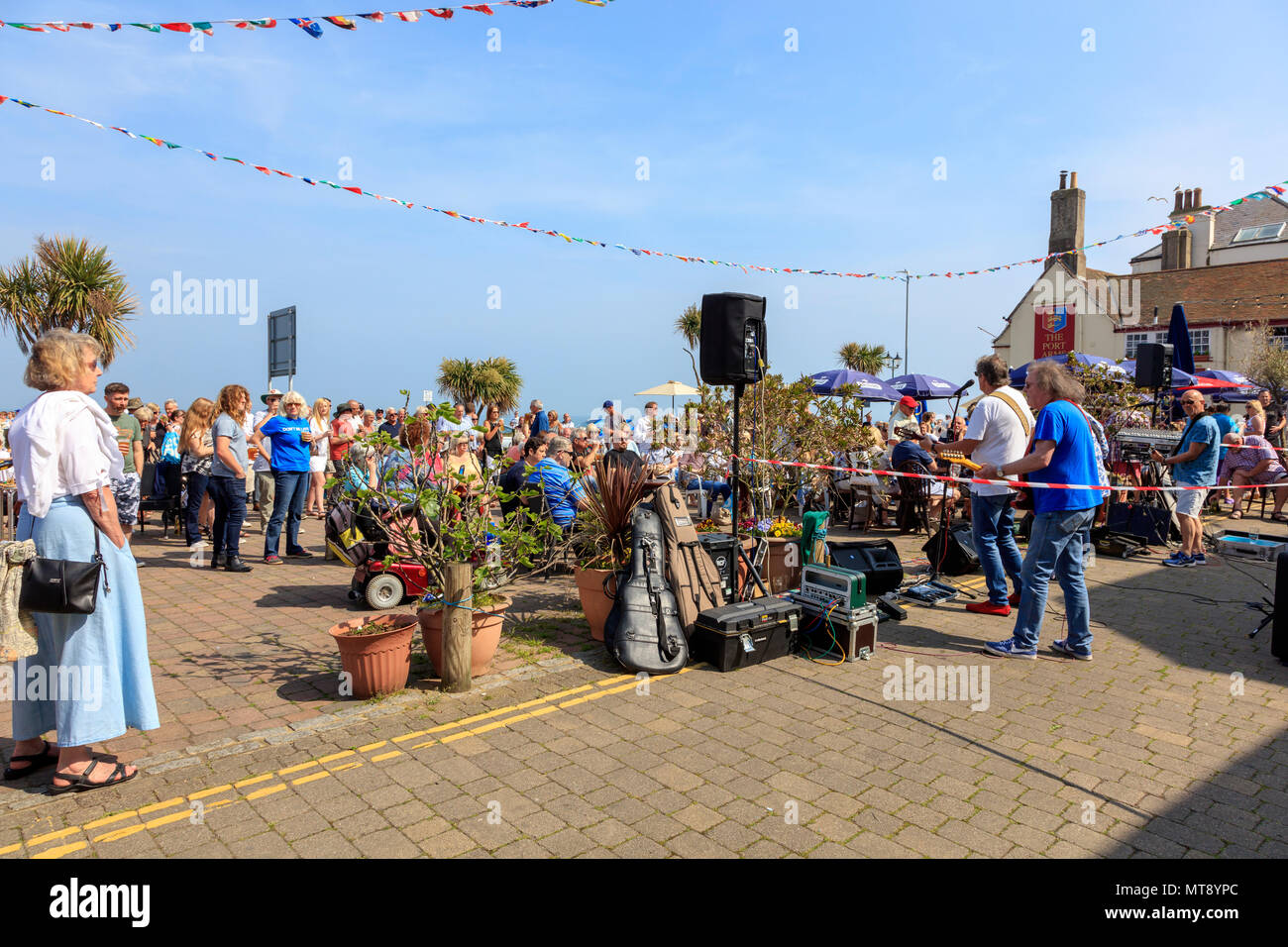 Deal, Kent, UK. 28th May, 2018. UK Weather . A hot Spring Bank Holiday ...