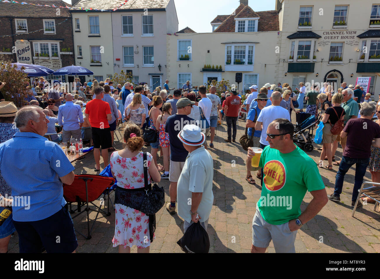 Deal, Kent, UK. 28th May, 2018. UK Weather . A hot Spring Bank Holiday ...