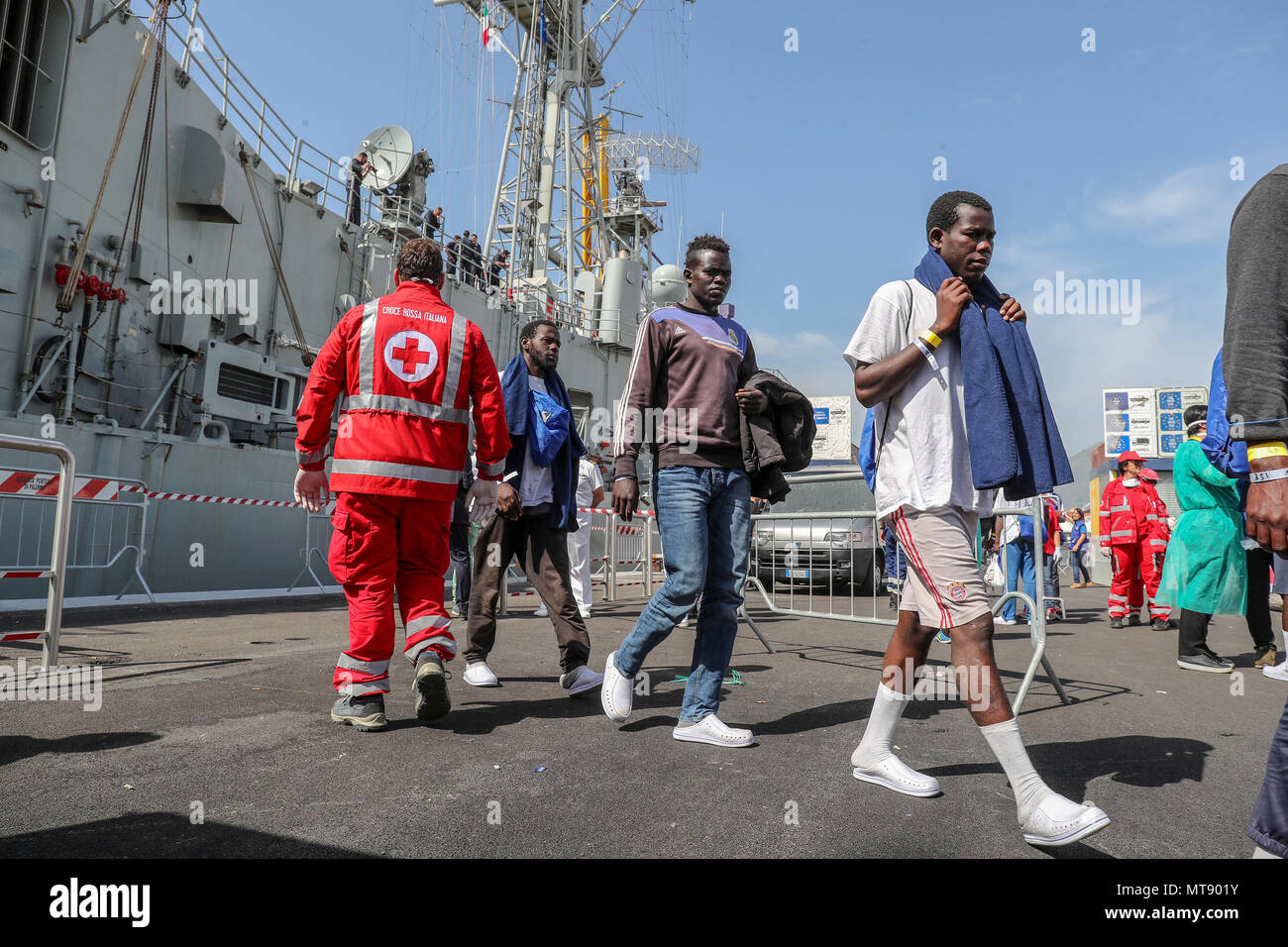 Palermo, the stages of disembarkation of 600 migrants at the port of ...