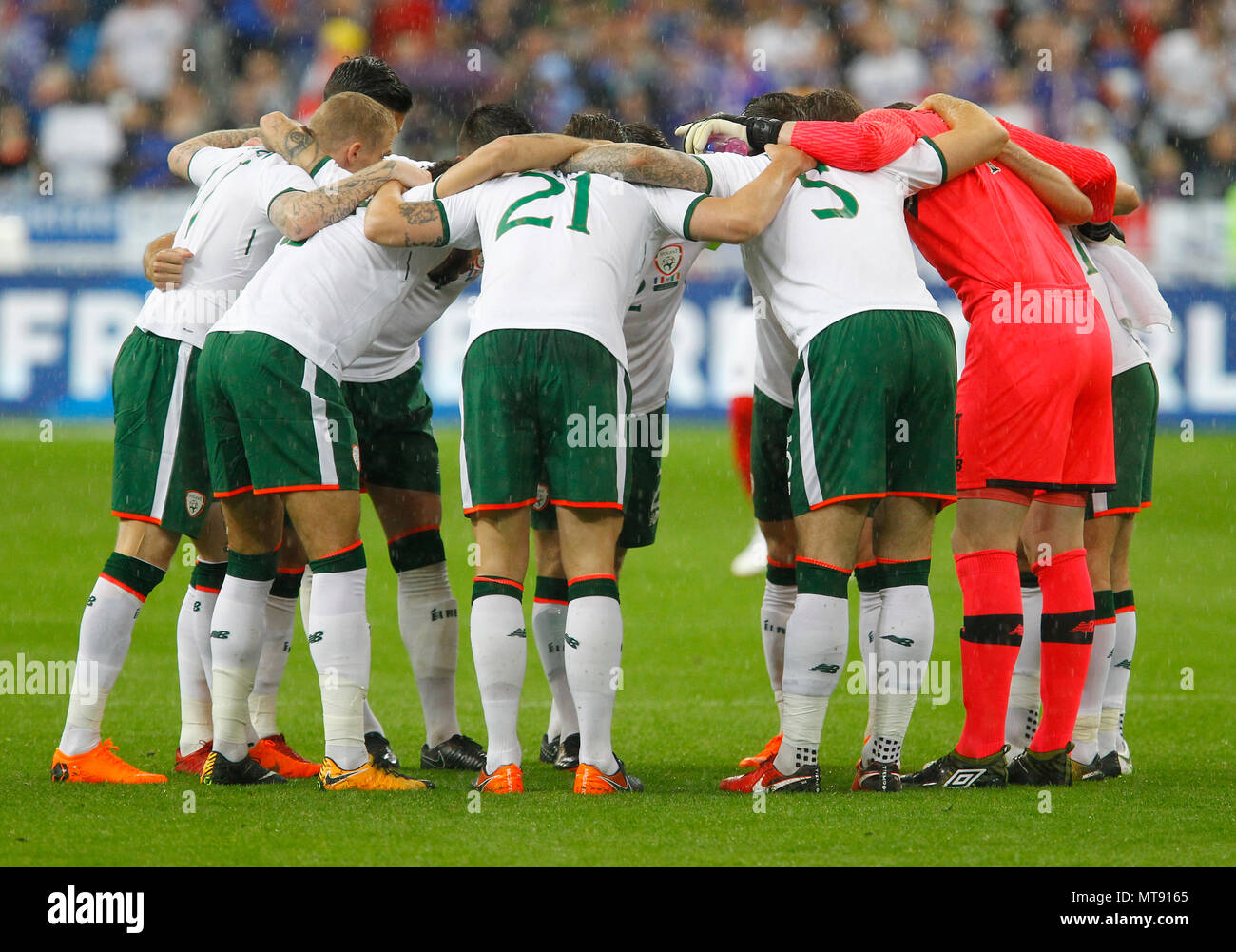 The ireland team do the huddle before the kick off hi-res stock ...