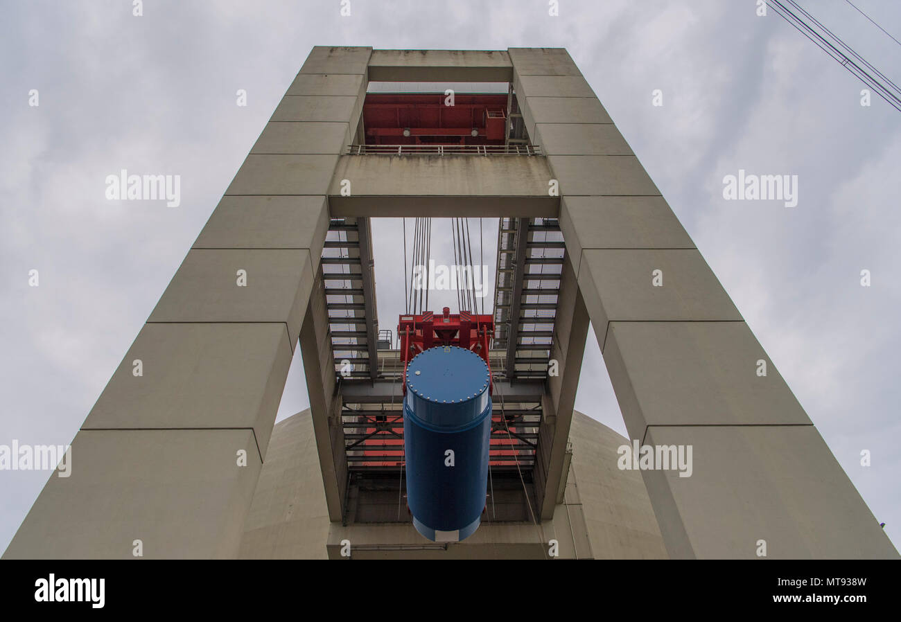 17 May 2018, Biblis, Germany: Using a heavy-duty crane, workers lift a ...