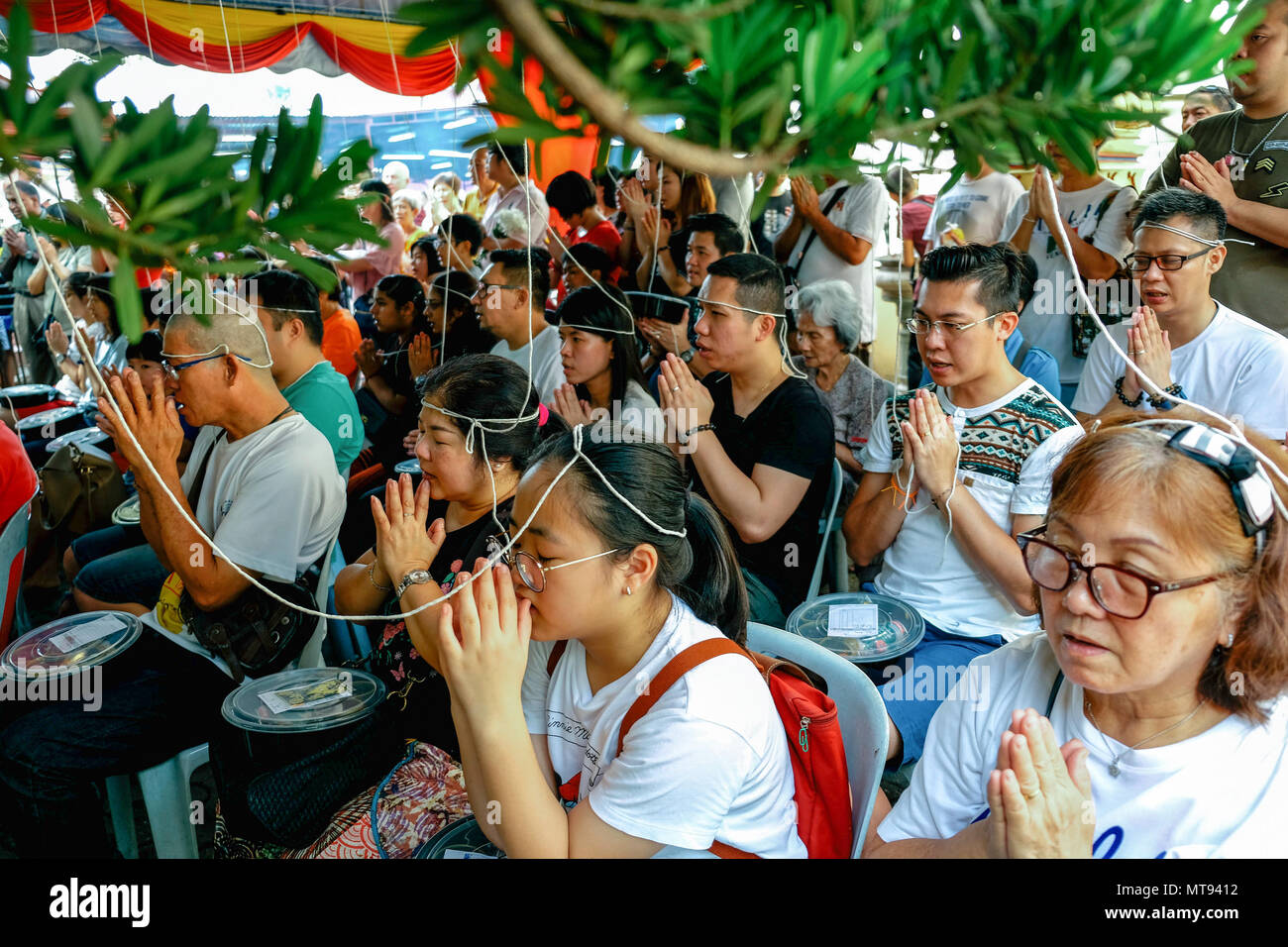 Kuala Lumpur, Malaysia. 29th May, 2018. A chinese devotees perform a ...