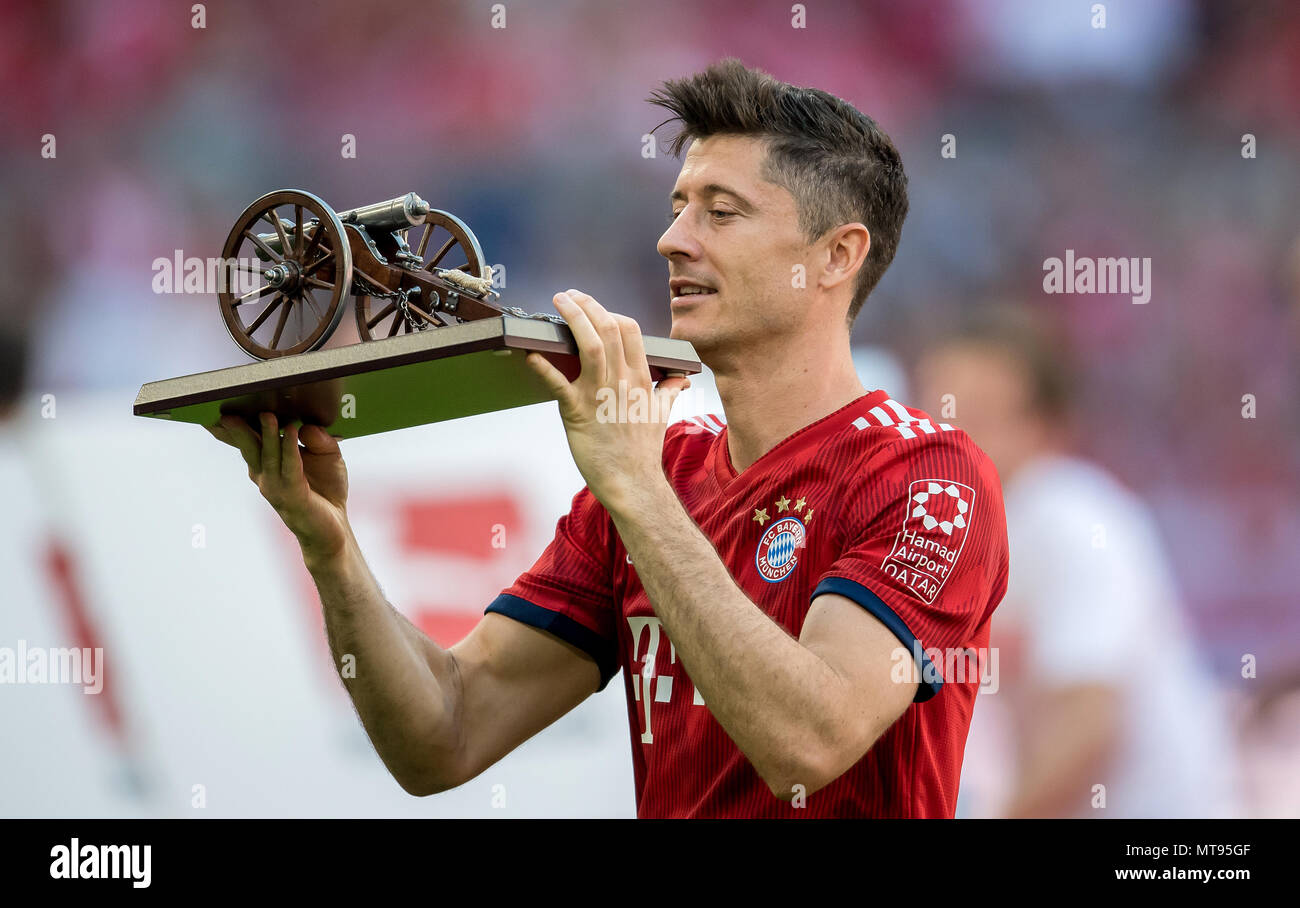 Lewandowski bayern munich trophy hi-res stock photography and images ...