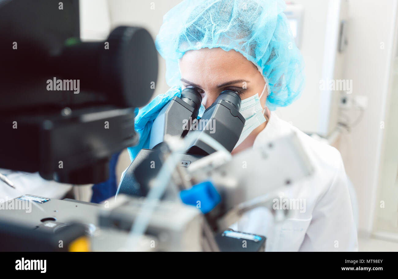 Doctor microscope hi-res stock photography and images - Alamy