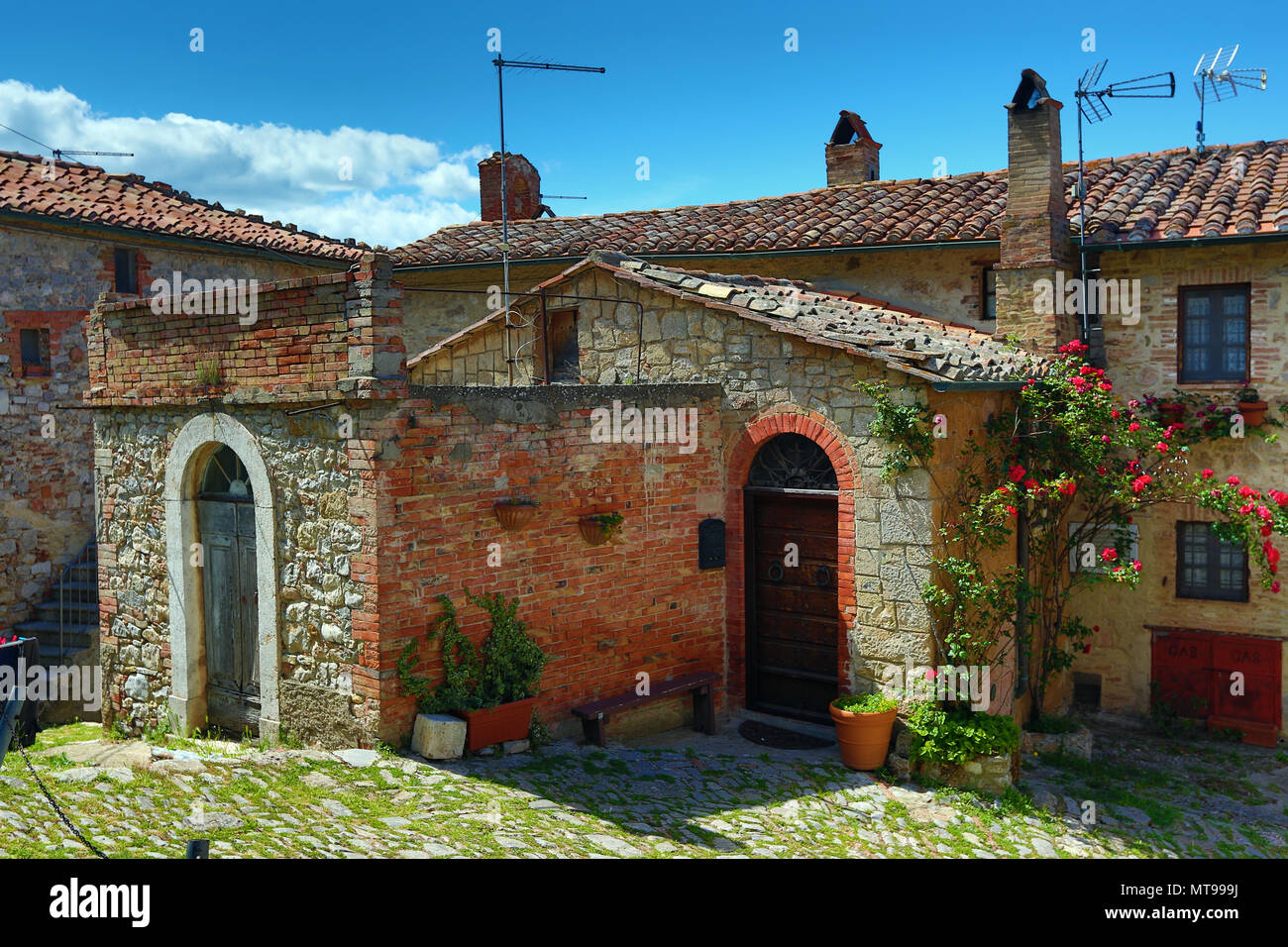 Old italian house hi-res stock photography and images - Alamy