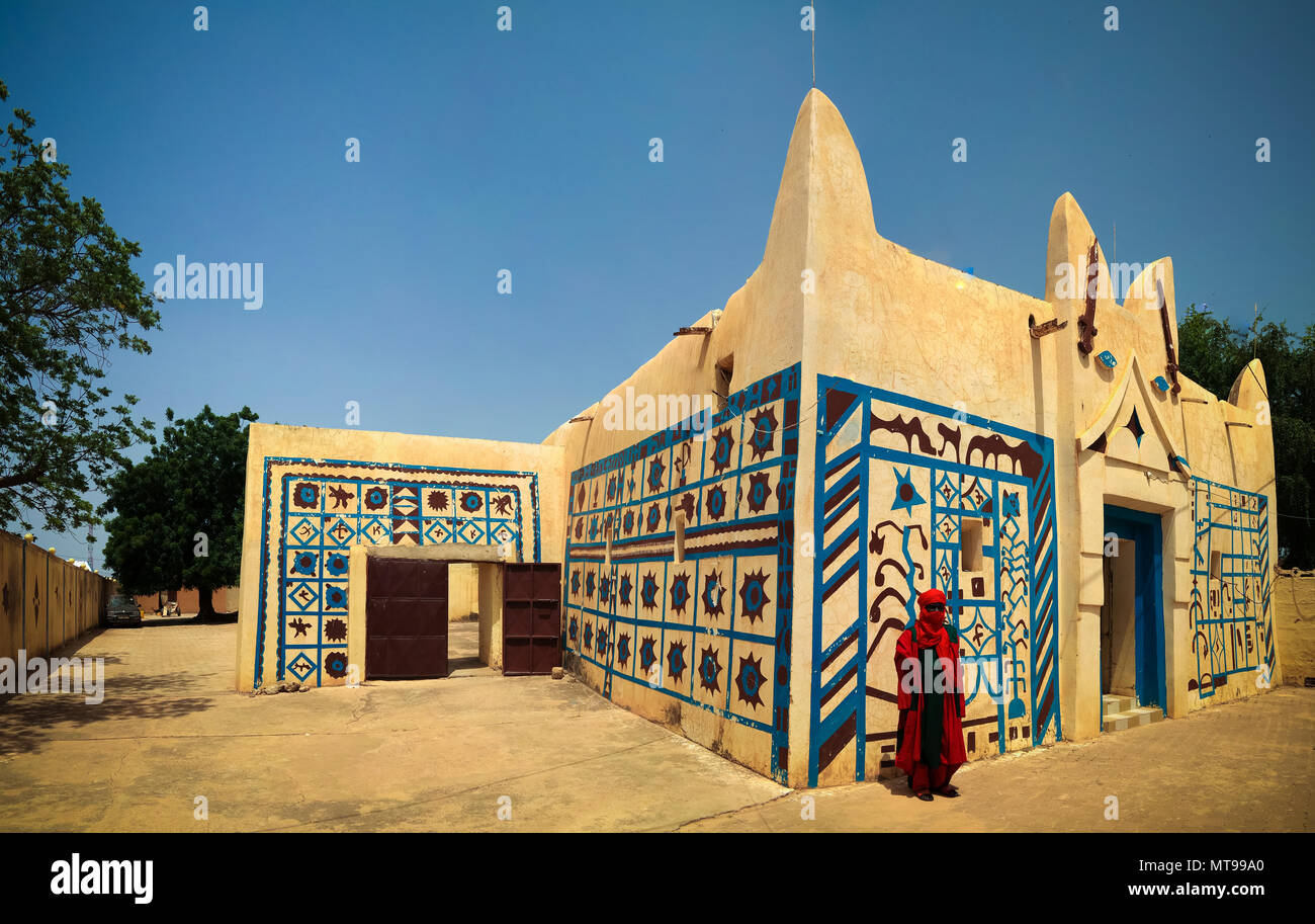 Exterior view to Dosso sultan residence and portrait of sultans guard ...