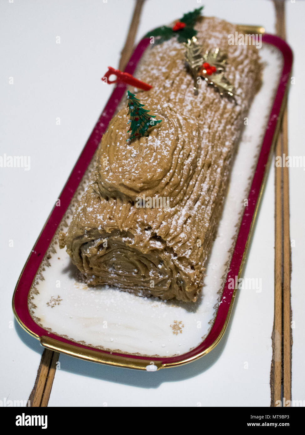 Traditional yule log hi-res stock photography and images - Alamy
