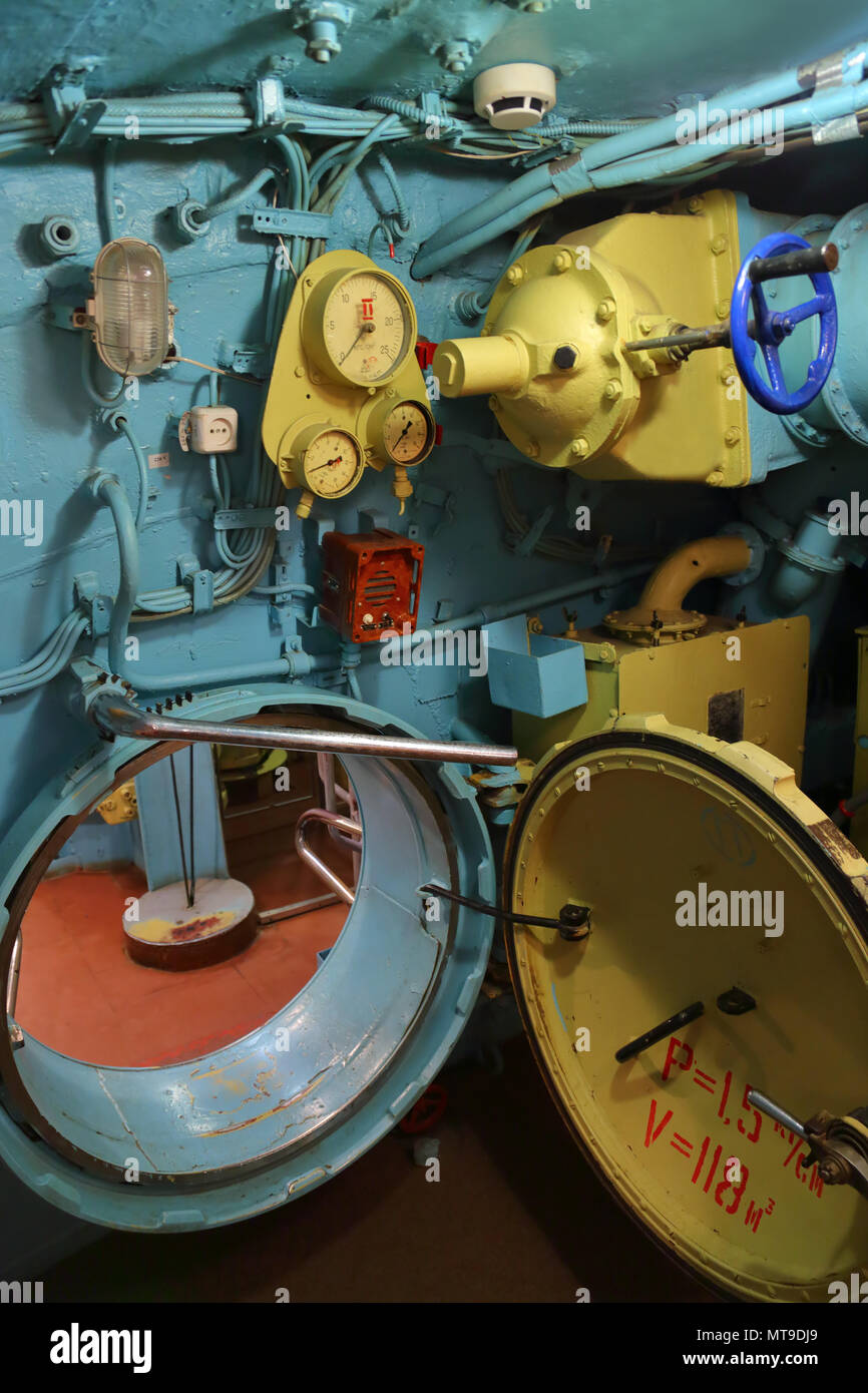 Navy ship interior hi-res stock photography and images - Alamy