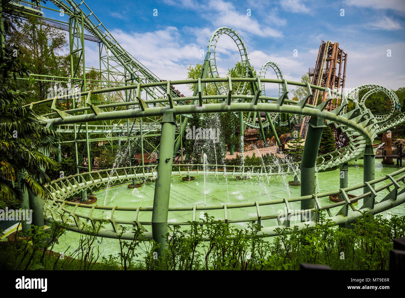 Green scream roller coaster hi-res stock photography and images - Alamy