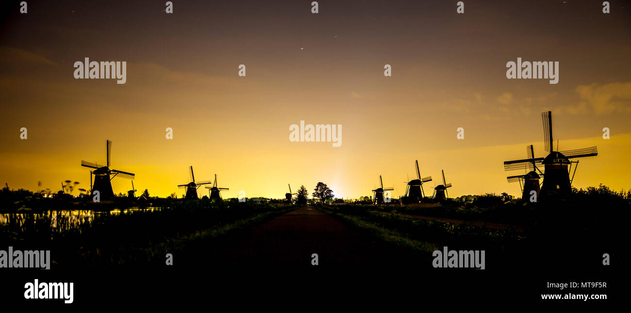 Vintage farm windmills sunset hi-res stock photography and images - Alamy