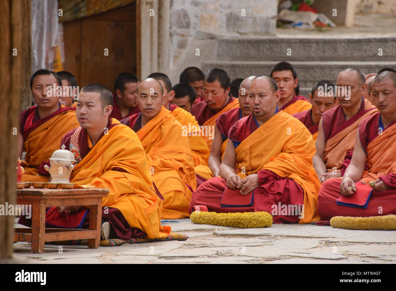 Tibetan monks chanting hi-res stock photography and images - Alamy