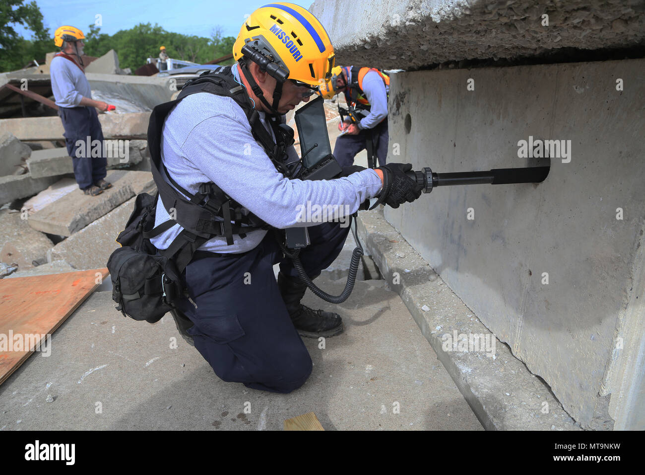 Missouri Task Force 1 Search and Rescue teams conduct simulated ...