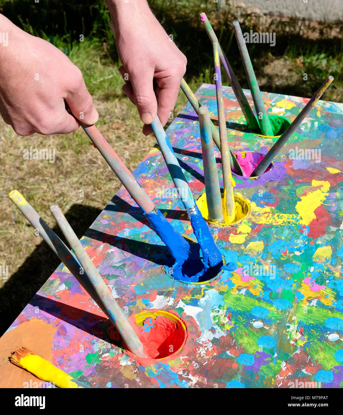 Holding paint pallet hi-res stock photography and images - Alamy