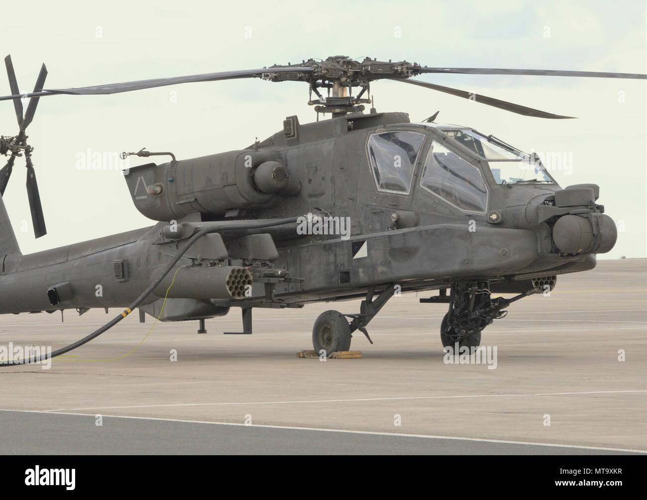 U s soldiers refuel military helicopter hi-res stock photography and ...