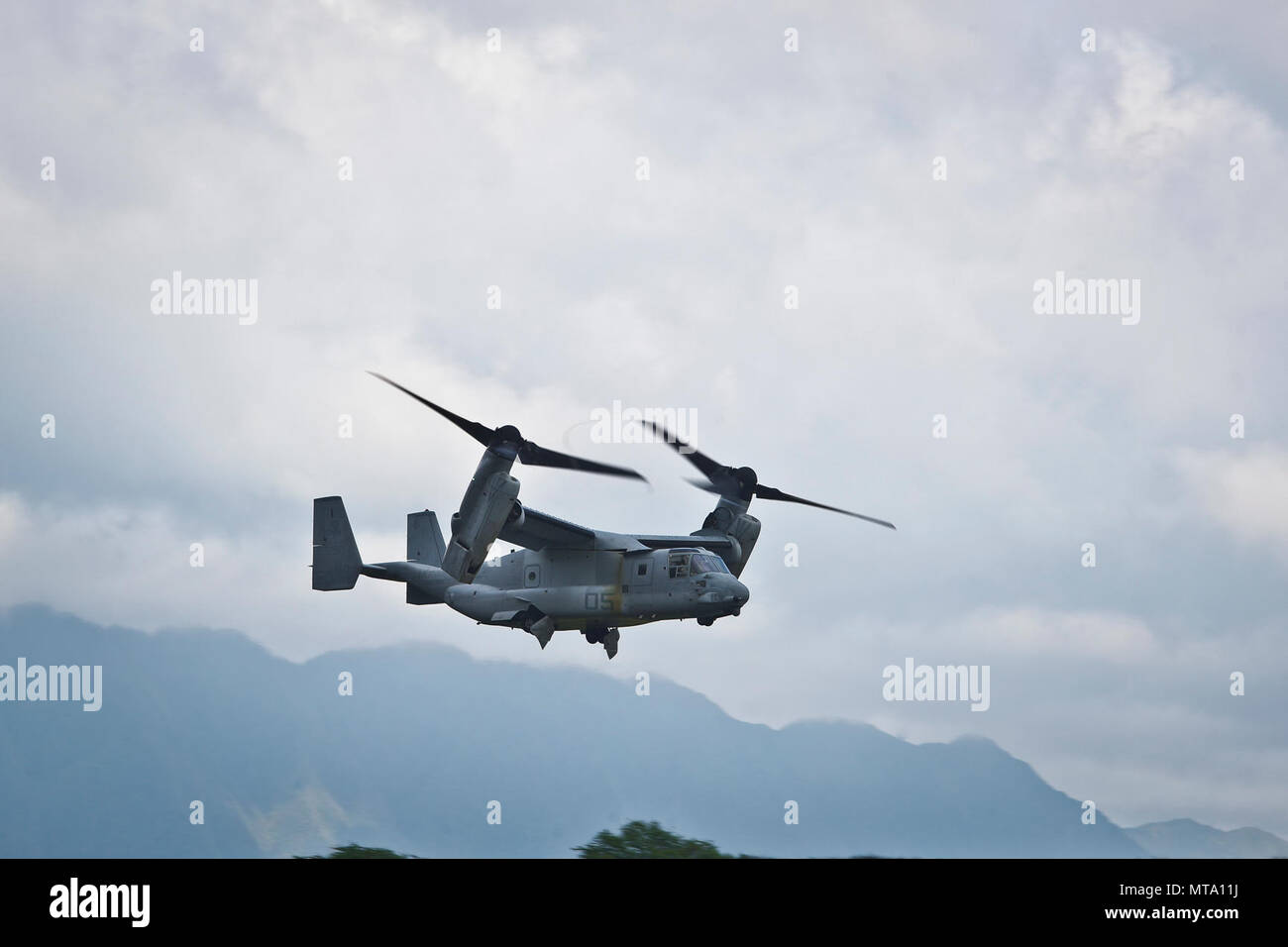 An MV-22 Osprey aircraft with Marine Medium Tiltrotor Squadron (VMM ...