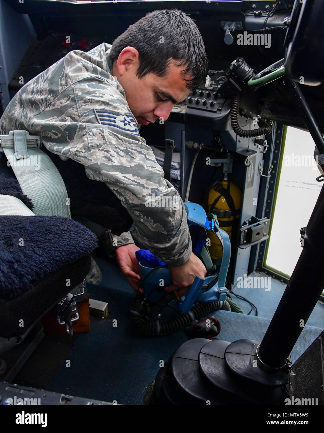 146th airlift wing maintenance hi-res stock photography and images - Alamy