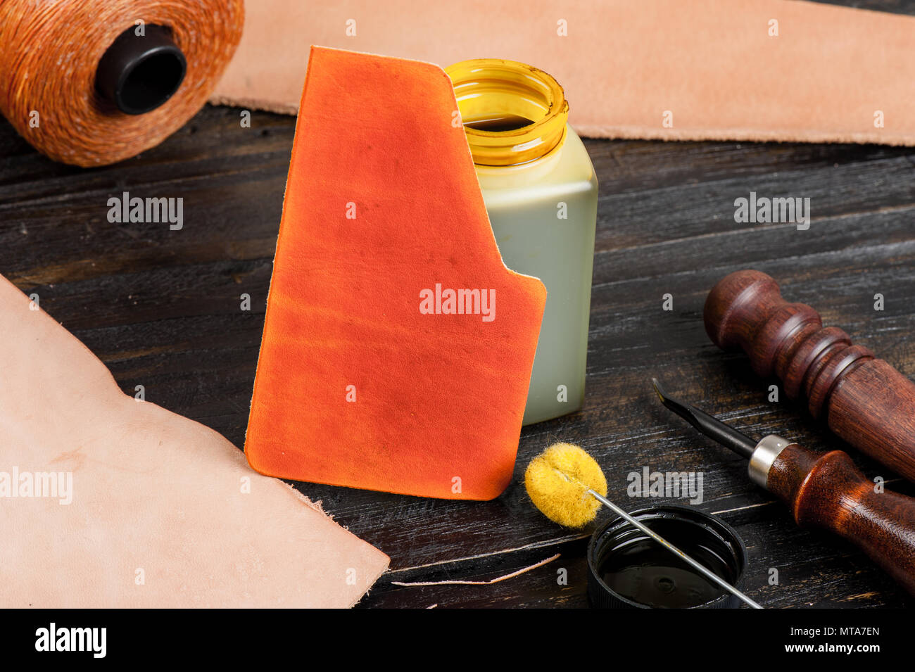 Dyeing the leather with wool dauber applicator Stock Photo - Alamy