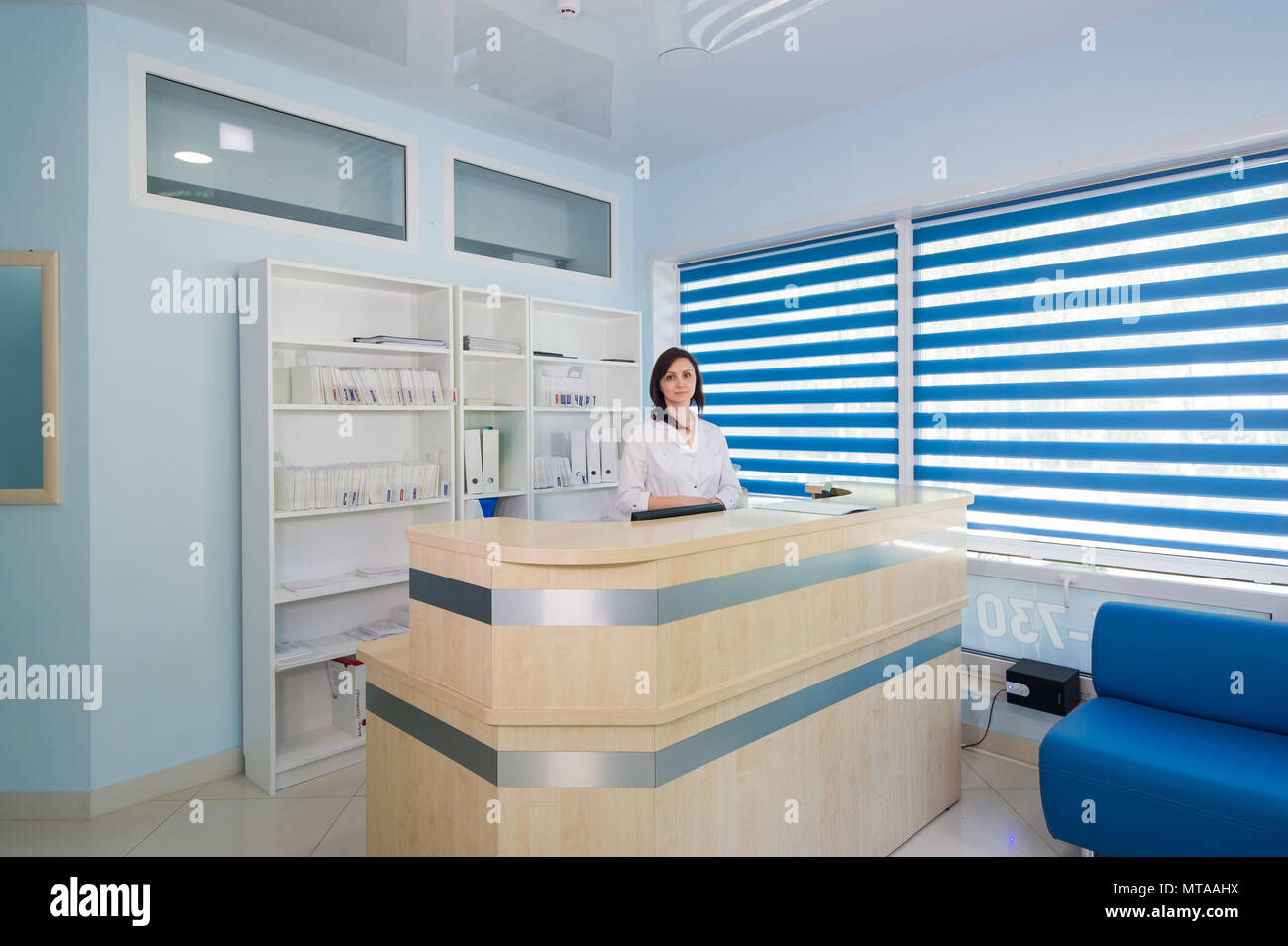 Woman behind office reception desk hi-res stock photography and images ...