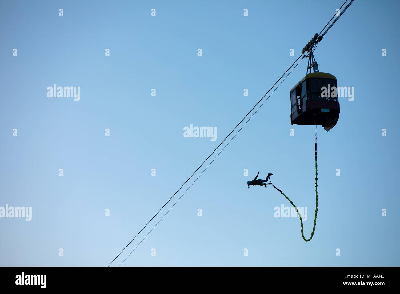 bungee jumping from cable car Stock Photo - Alamy