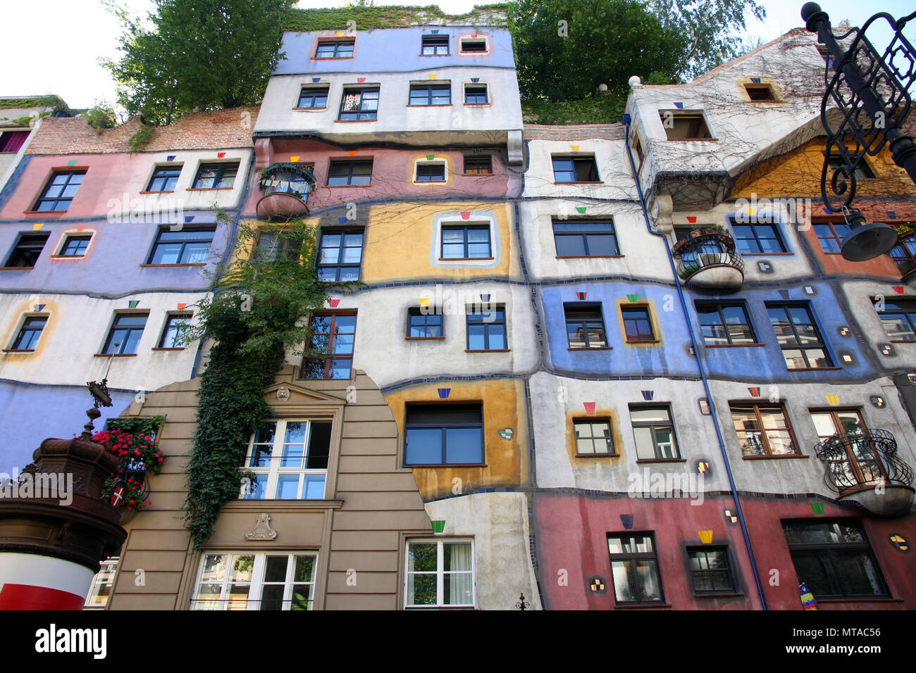 Colourful Facade of the Hundertwasser House in Vienna, Austria Stock ...
