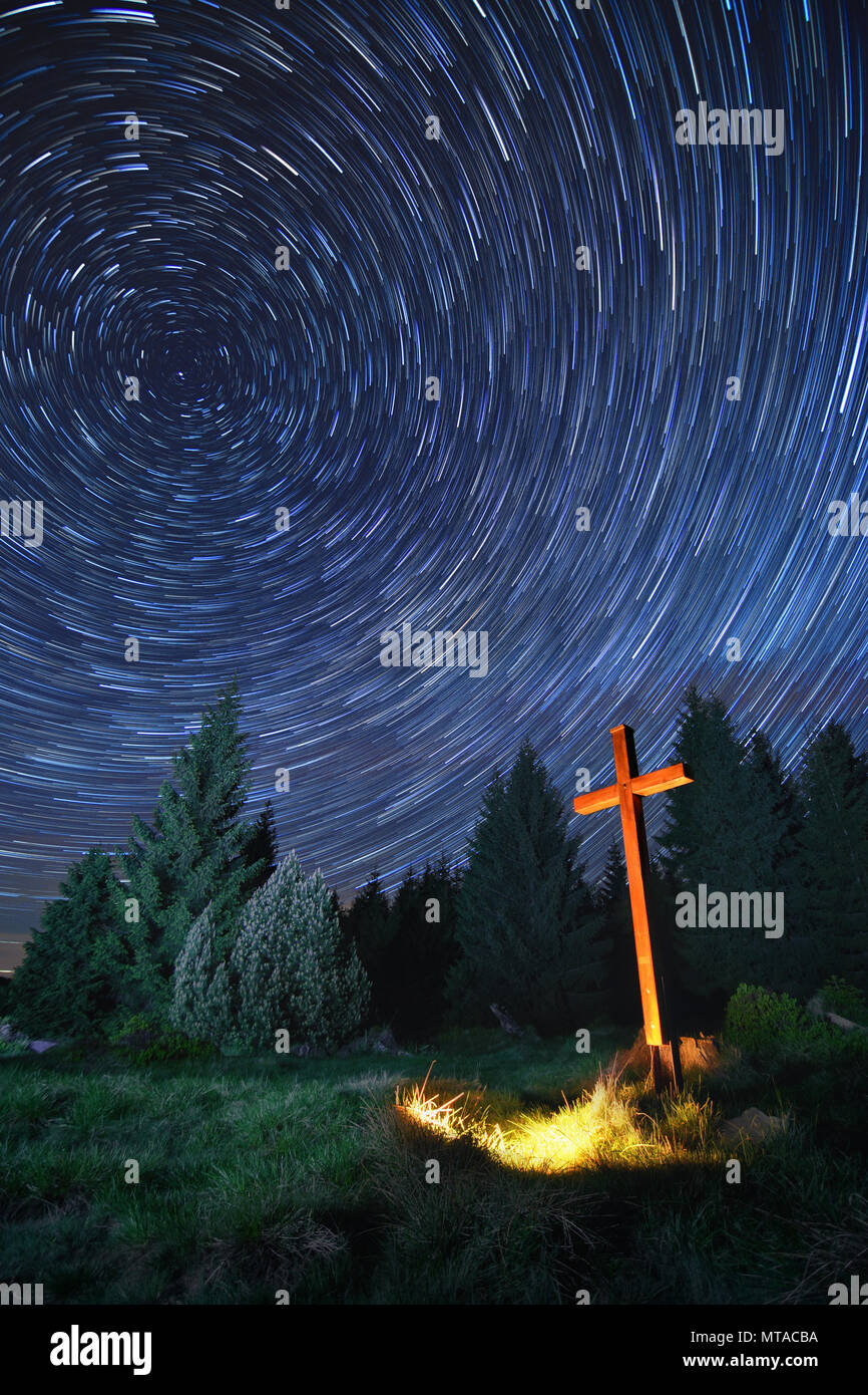 rotating star trails with illuminated wooden Christian cross Stock ...